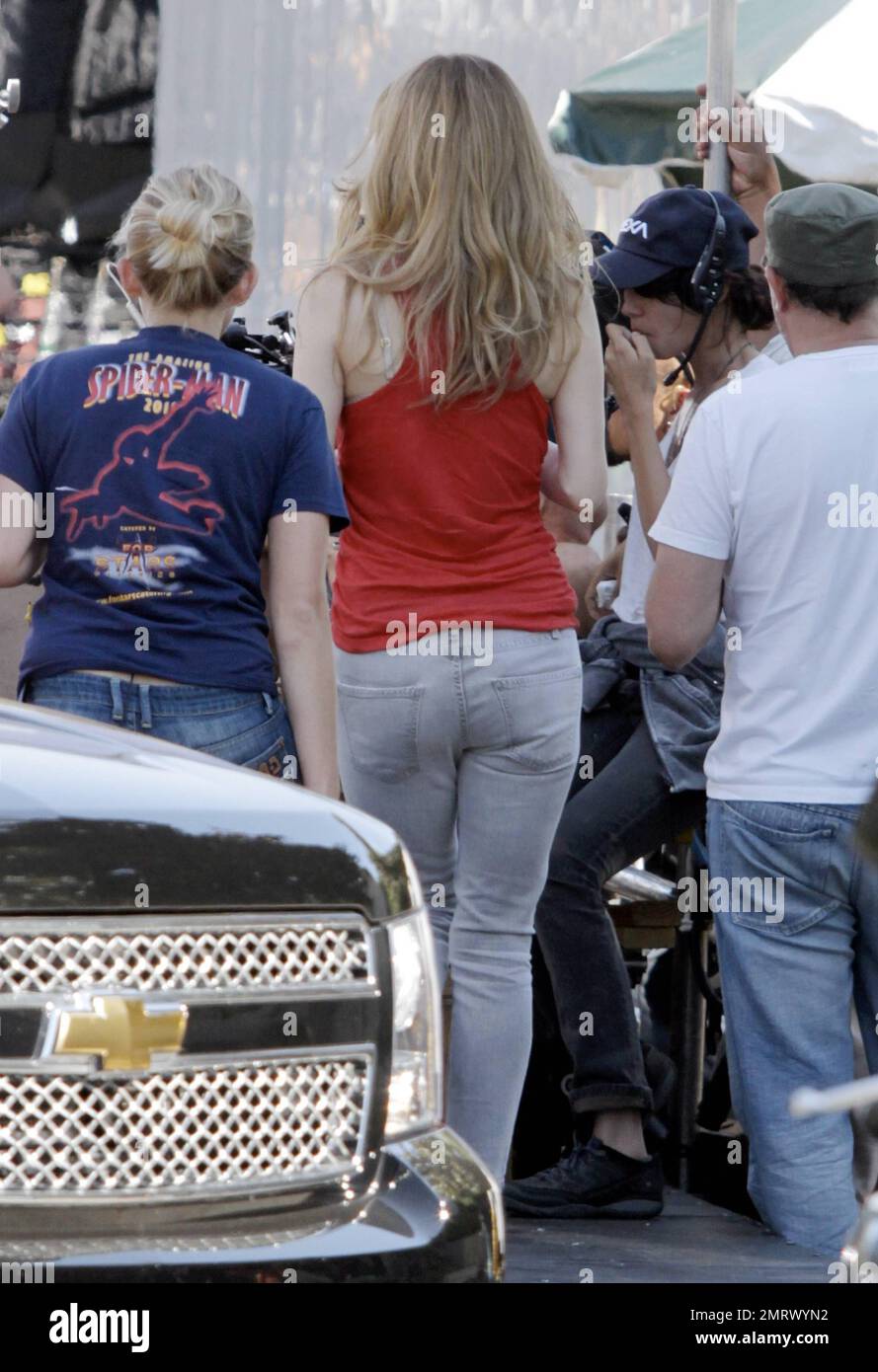 Leslie Mann and Paul Rudd wave while taking a break from filming on the ...