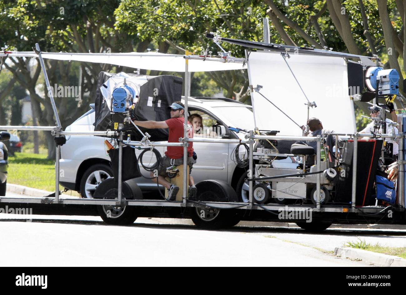 Leslie Mann and Paul Rudd wave while taking a break from filming on the ...