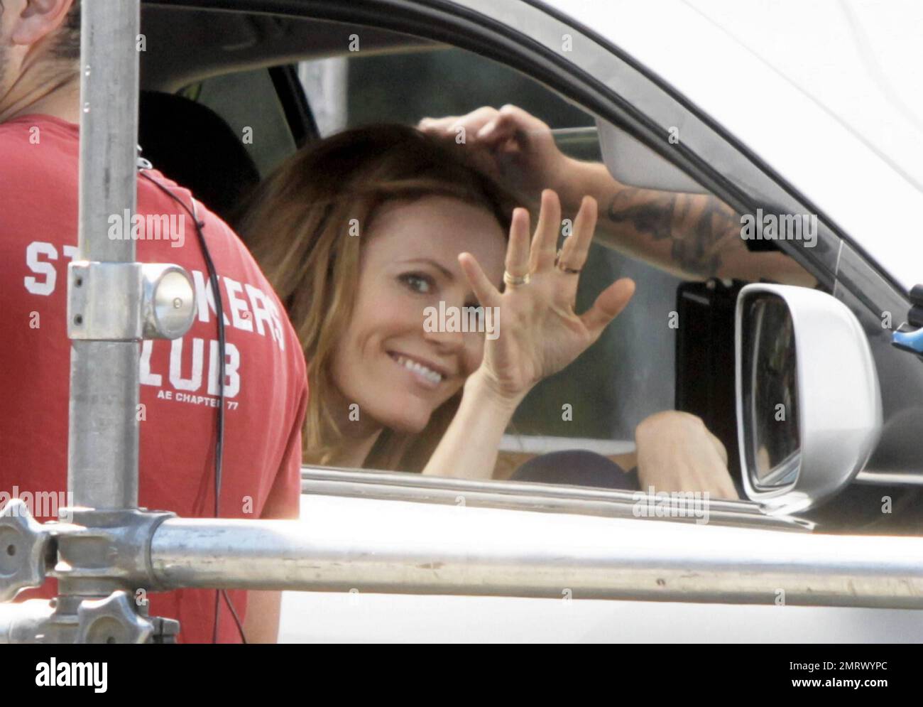 Leslie Mann and Paul Rudd wave while taking a break from filming on the ...