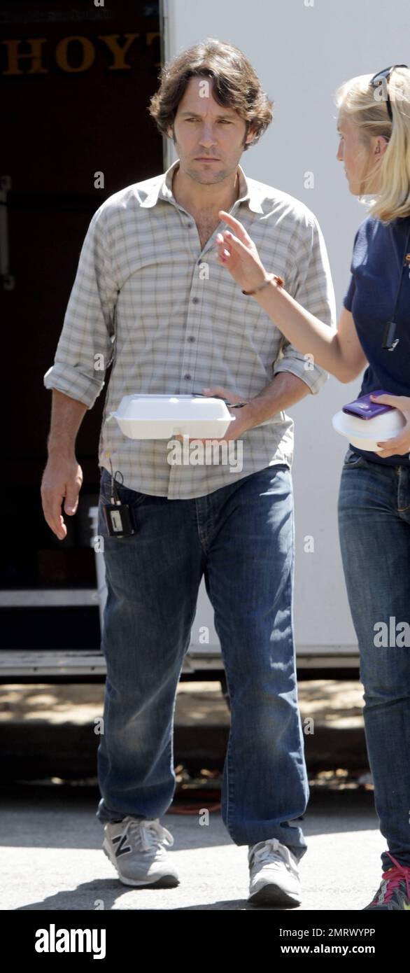 Leslie Mann and Paul Rudd wave while taking a break from filming on the ...