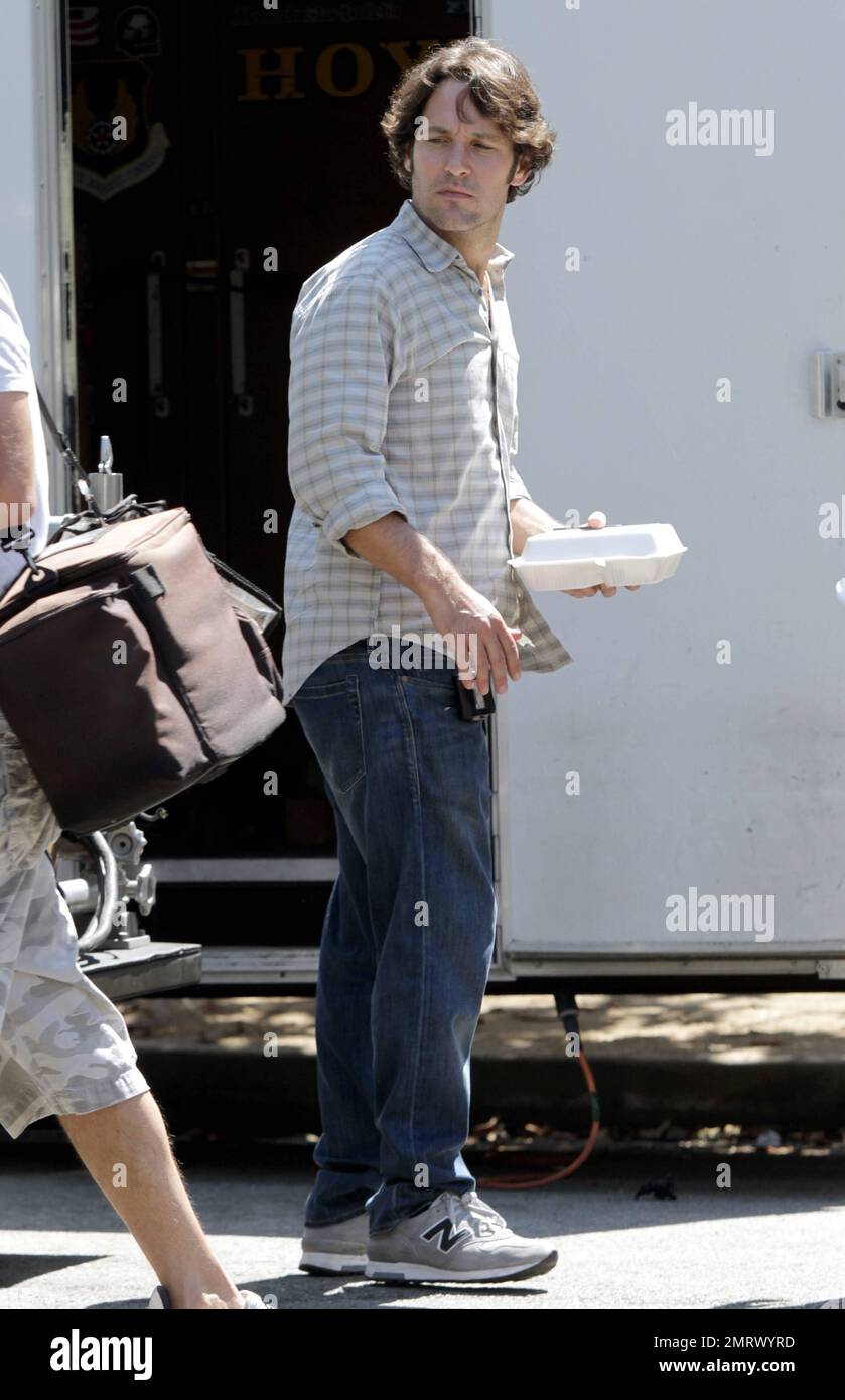 Leslie Mann and Paul Rudd wave while taking a break from filming on the ...