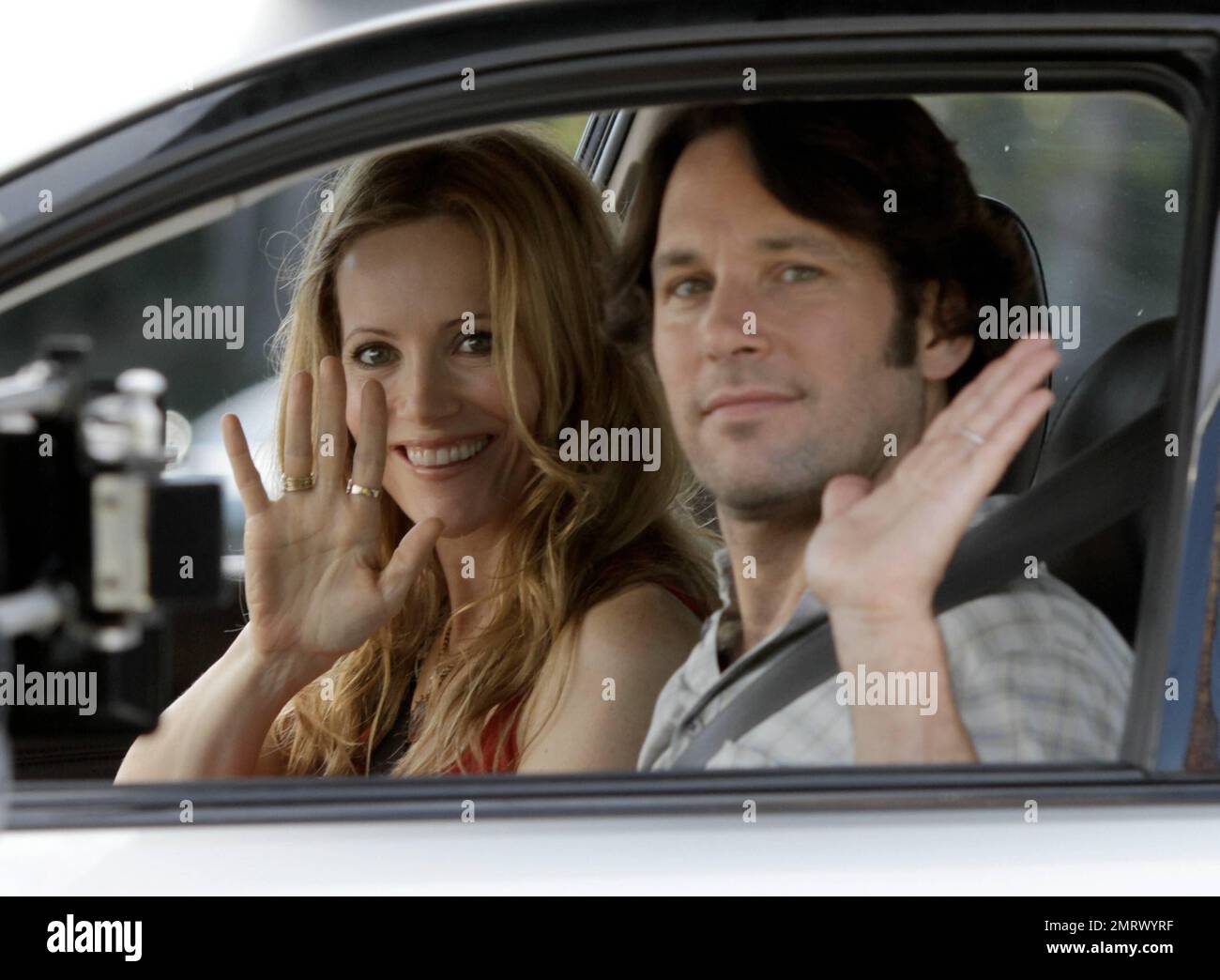 Leslie Mann and Paul Rudd wave while taking a break from filming on the ...