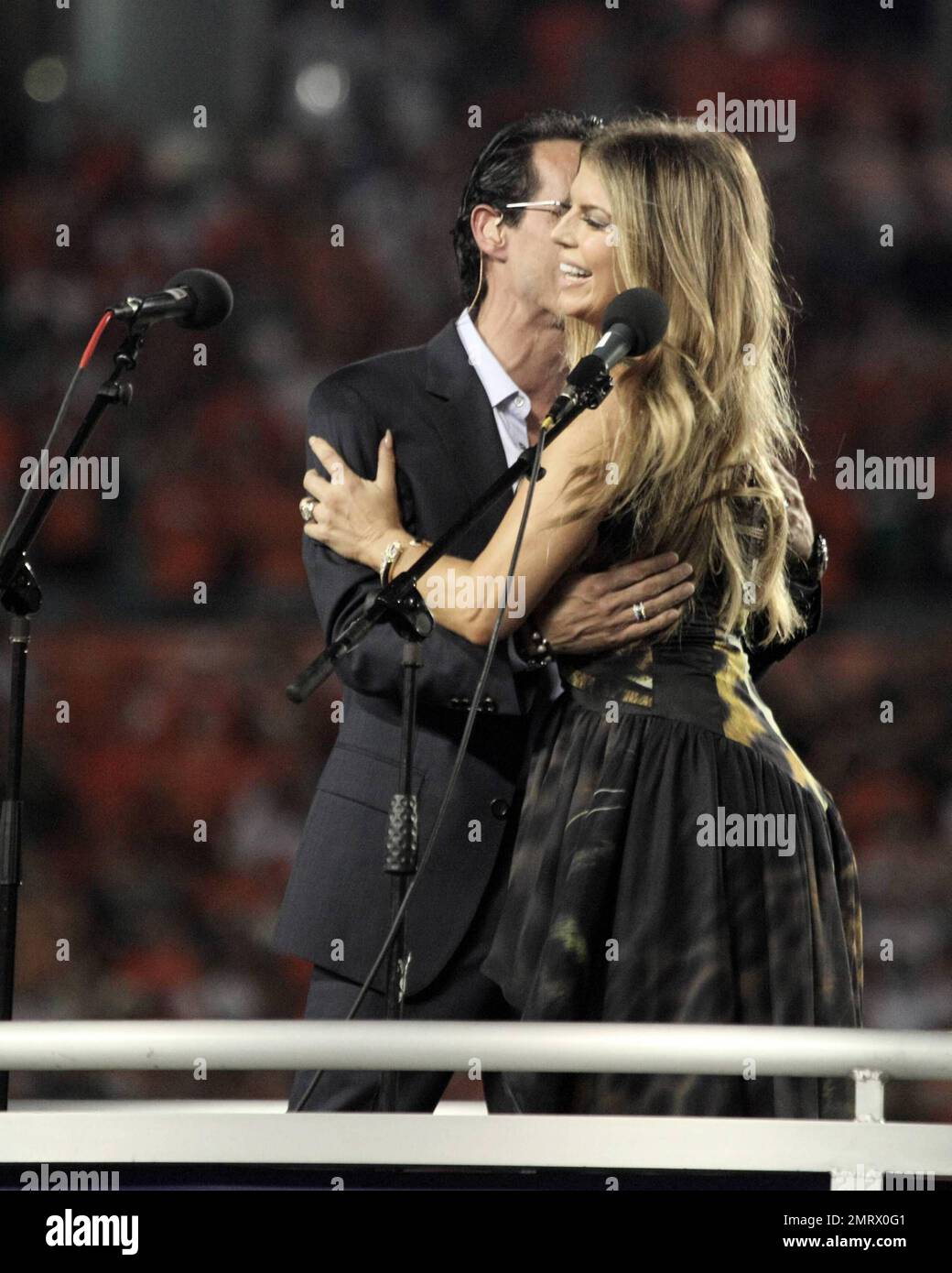 Kiss of life sing hi-res stock photography and images - Alamy