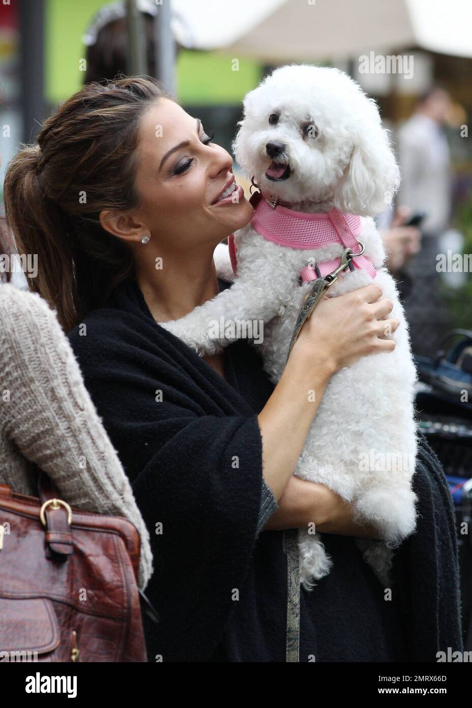 EXCLUSIVE!! Wearing a cast on her foot, Extra host Maria Menounos poses ...