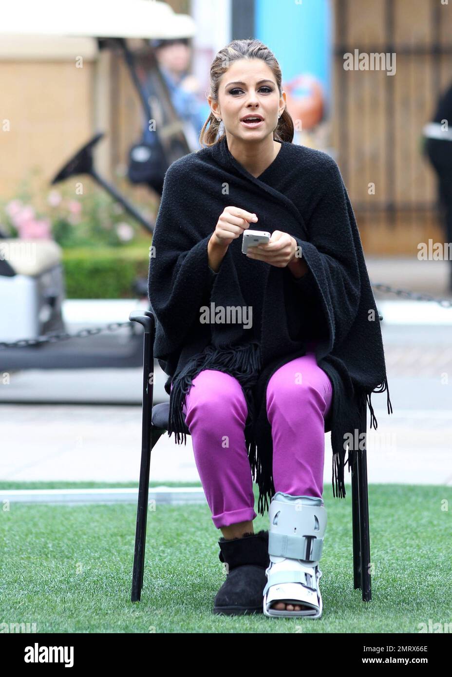 EXCLUSIVE!! Wearing a cast on her foot, Extra host Maria Menounos poses ...