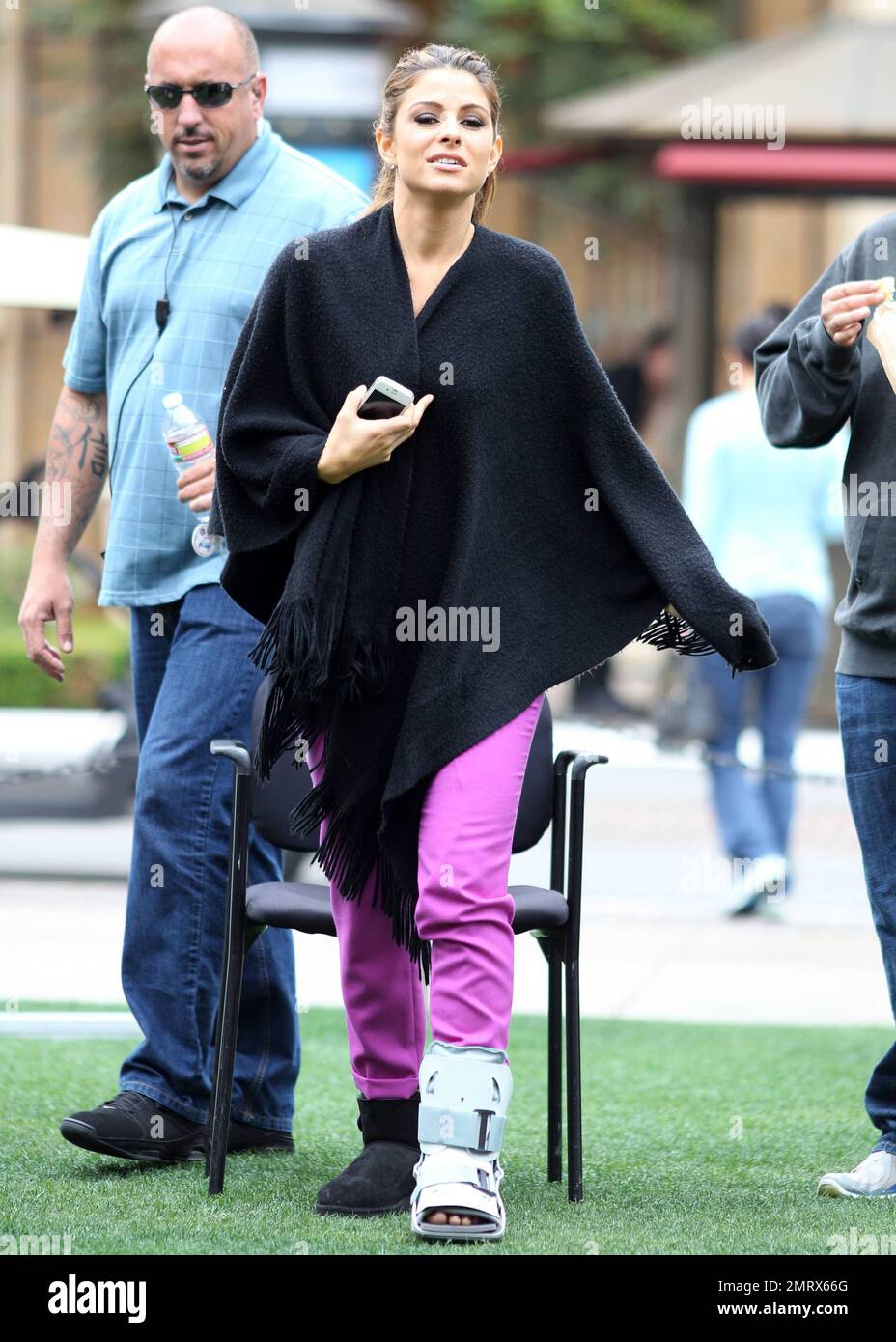 EXCLUSIVE!! Wearing a cast on her foot, Extra host Maria Menounos poses ...