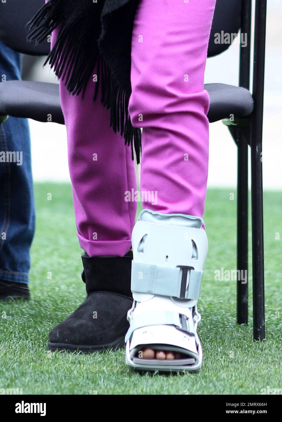 EXCLUSIVE!! Wearing a cast on her foot, Extra host Maria Menounos poses ...