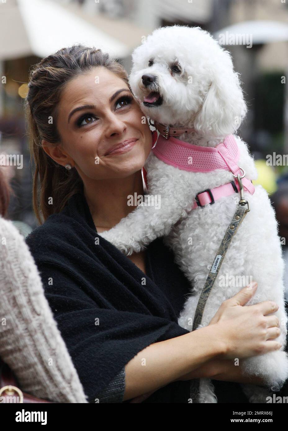 EXCLUSIVE!! Wearing a cast on her foot, Extra host Maria Menounos poses ...