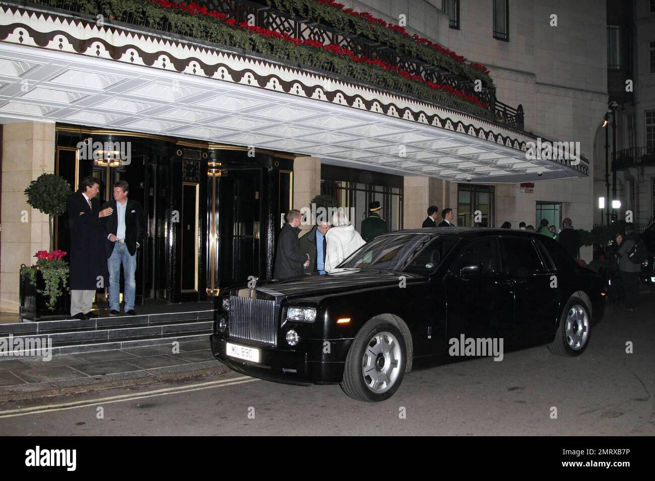 EXCLUSIVE!! Mariah Carey greets fans and signs autographs as she leaves ...