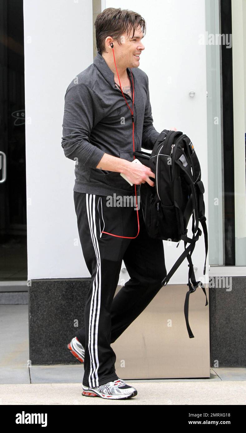 EXCLUSIVE!! Wearing his Beats by Dr. Dre earphones, Sugar Ray singer ...