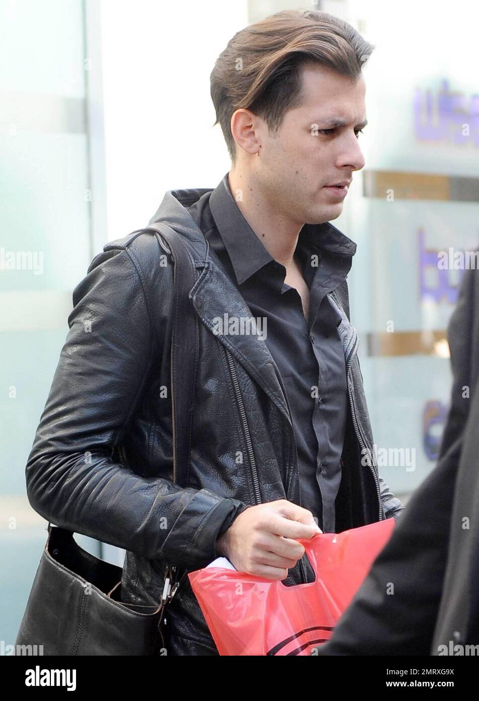 EXCLUSIVE!! Musician and record producer Mark Ronson leaves a West ...