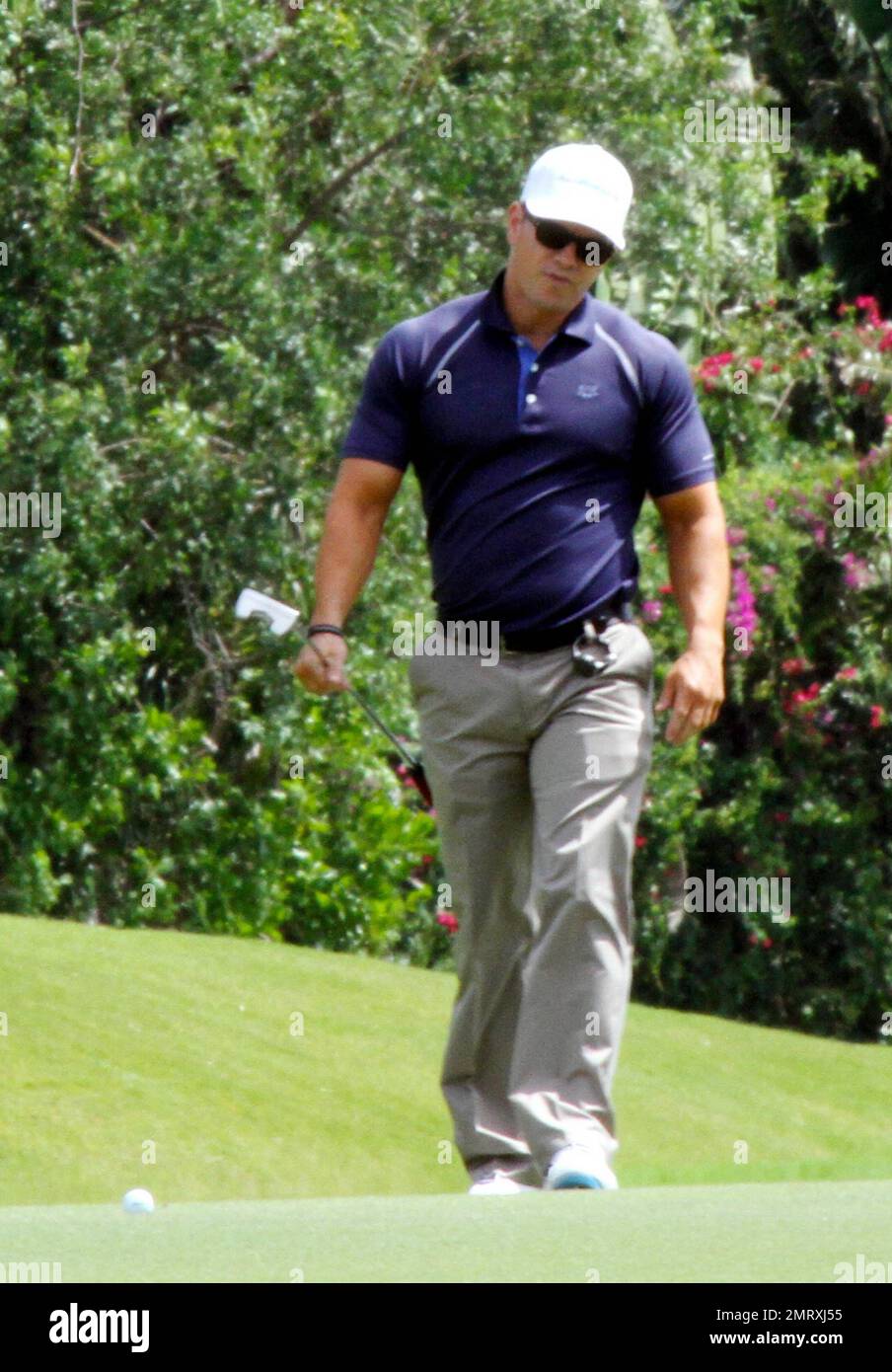 Taking a break from filming, actor Mark Wahlberg shows off his bulky ...