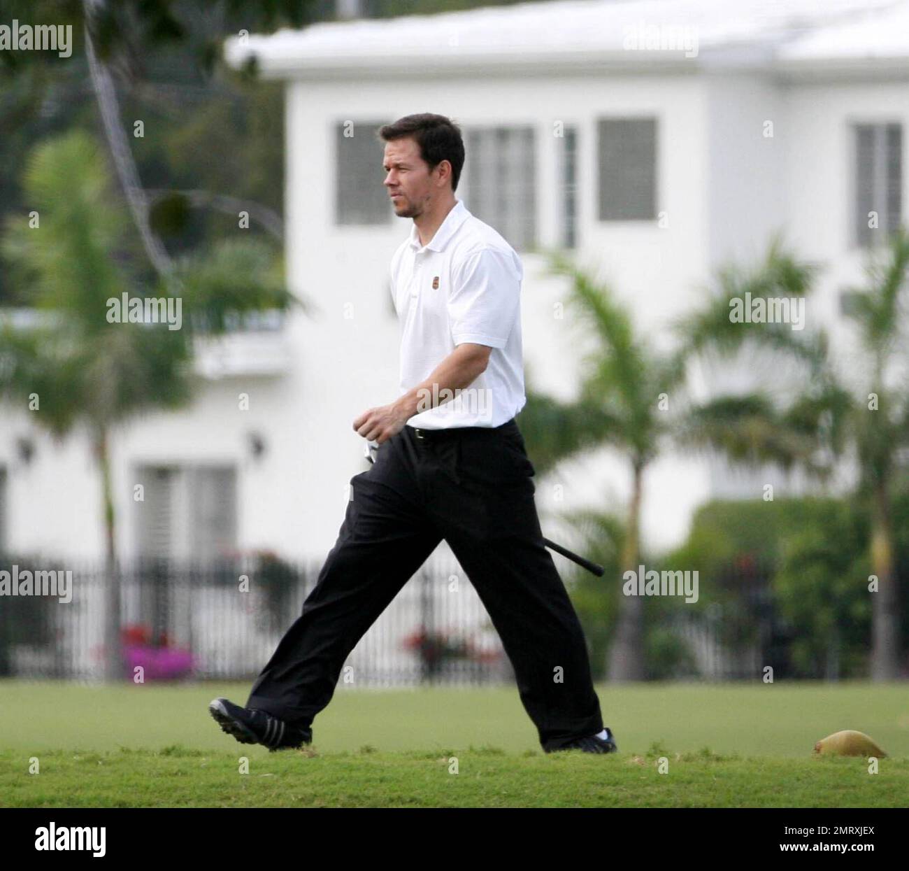 Exclusive!! Oceans Thirteen actor Mark Wahlberg gets away from the ...