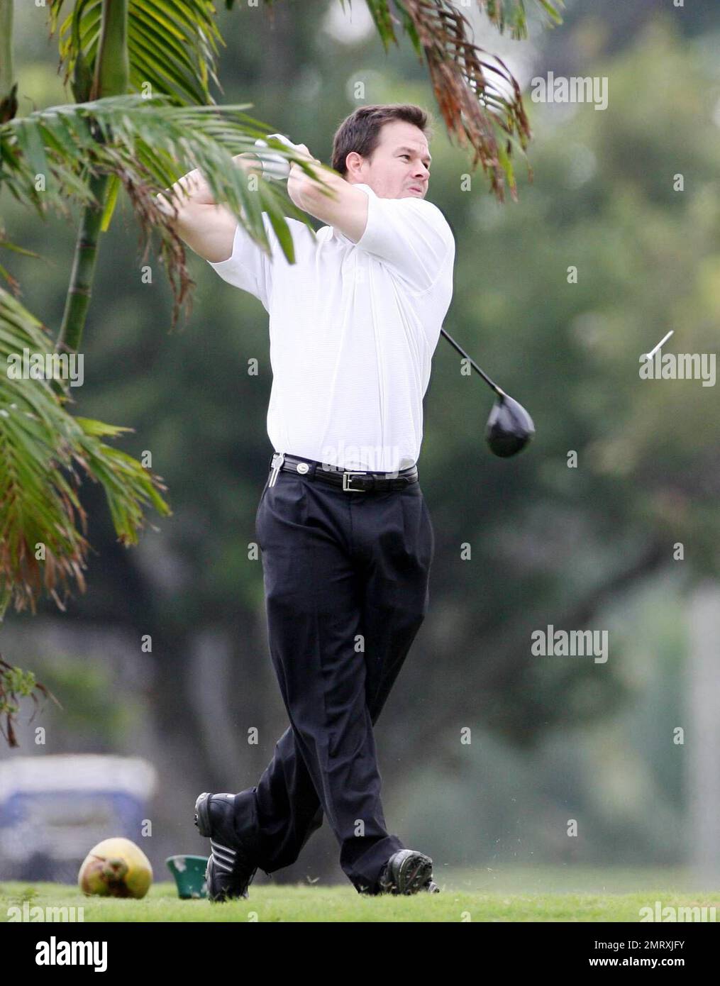 Exclusive!! Oceans Thirteen actor Mark Wahlberg gets away from the ...