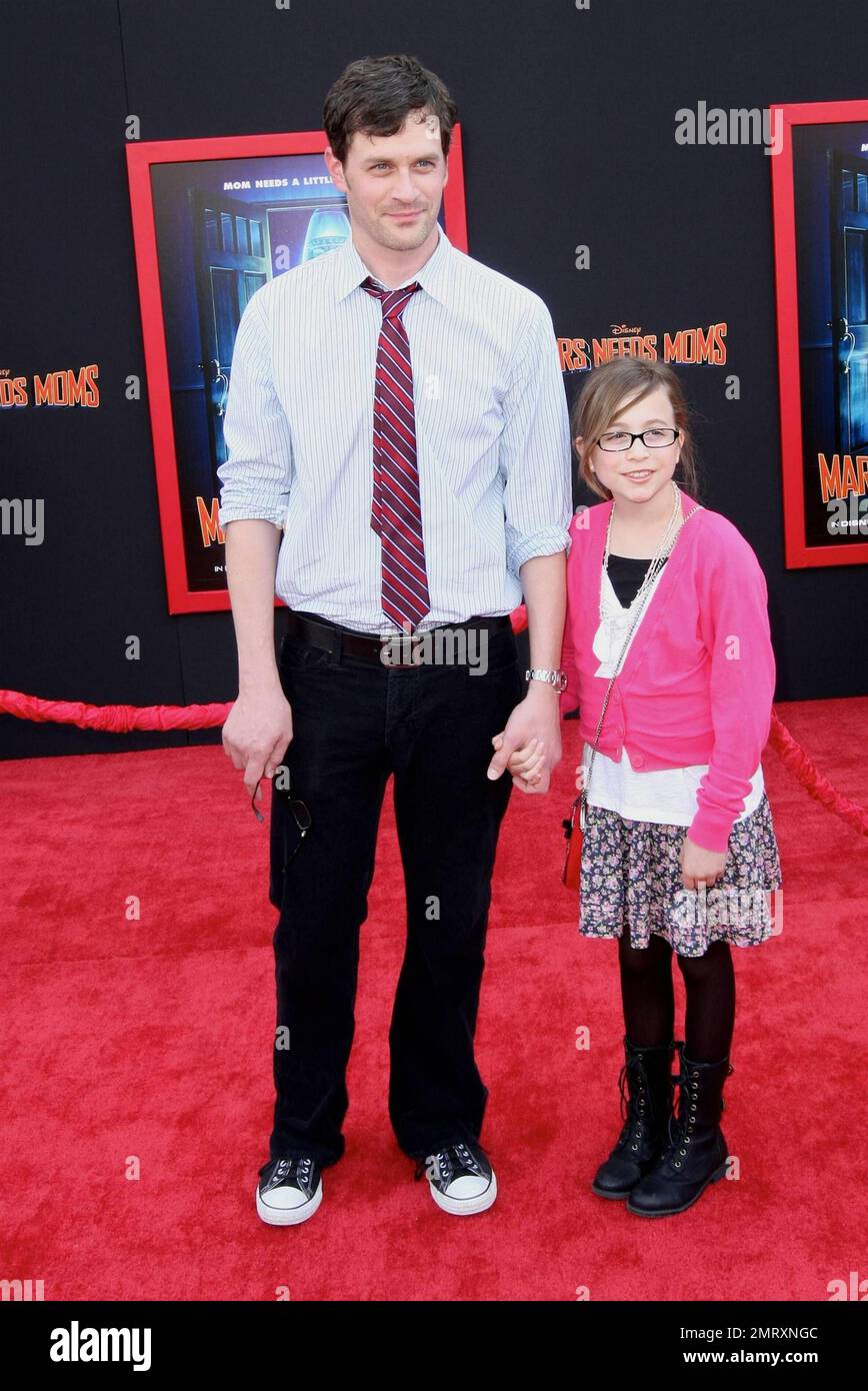 Tom Everett Scott and his daughter pose for photographers on the red ...