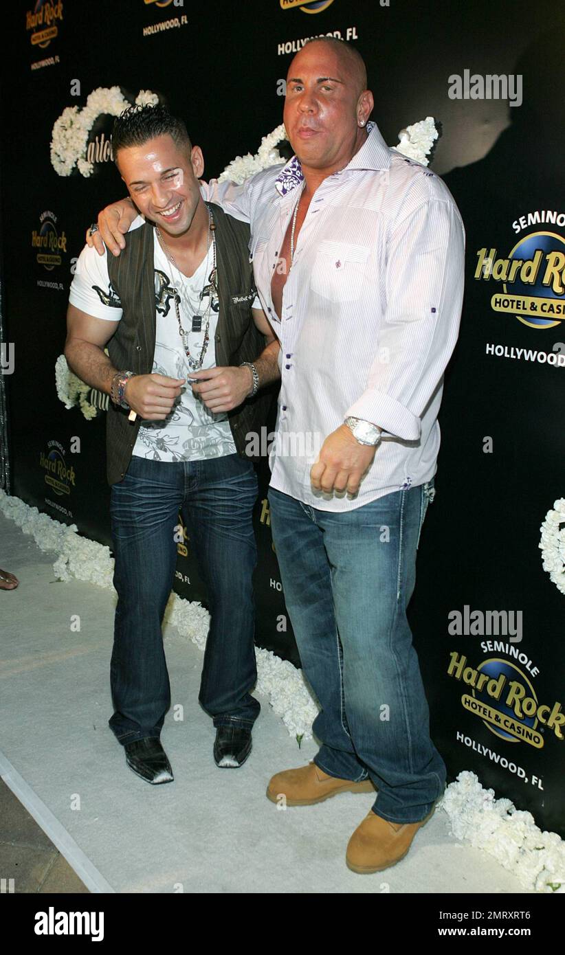 Mike "The Situation" Sorrentino (L) and restaurant owner Steve ...
