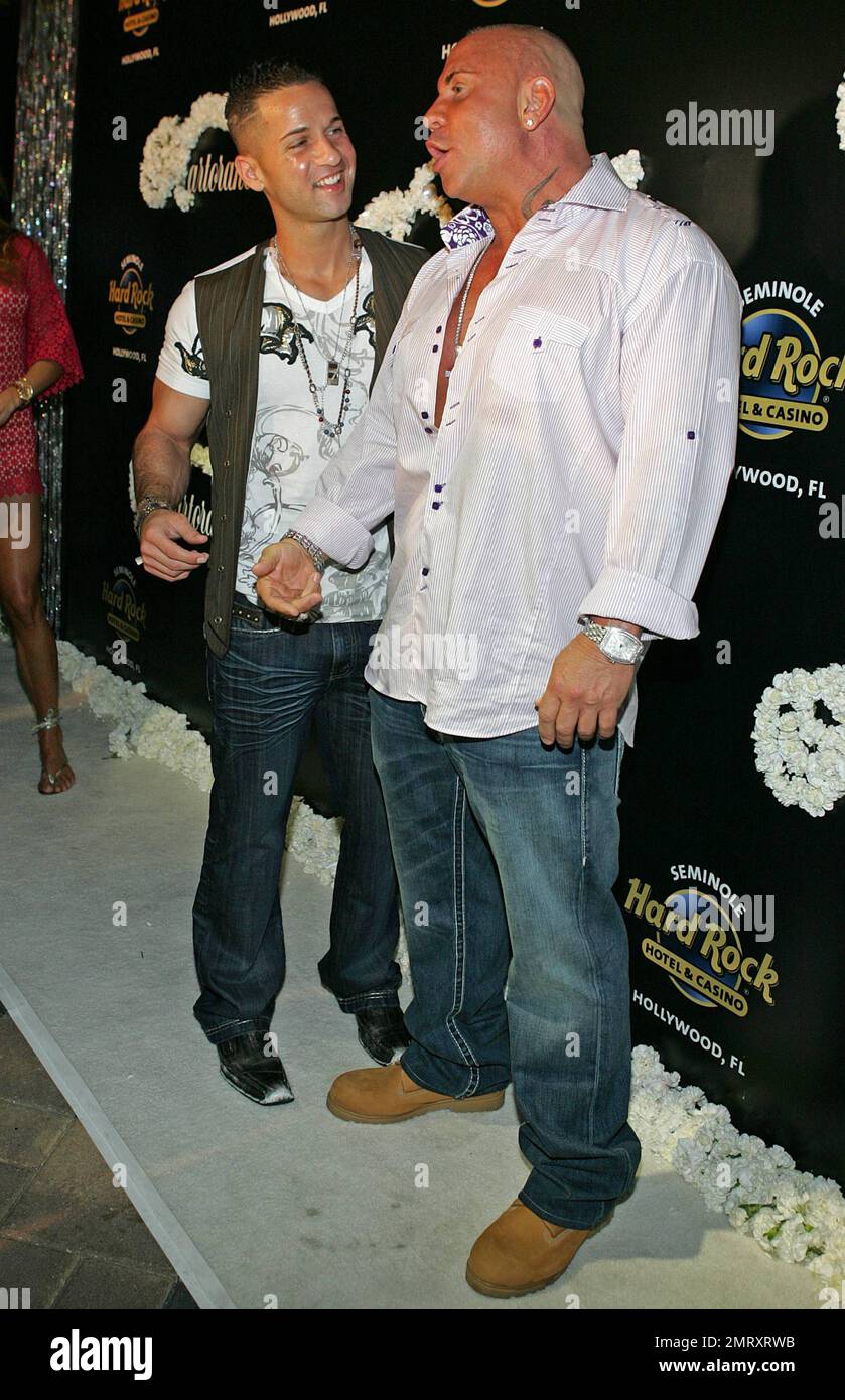 Mike "The Situation" Sorrentino (L) and restaurant owner Steve ...