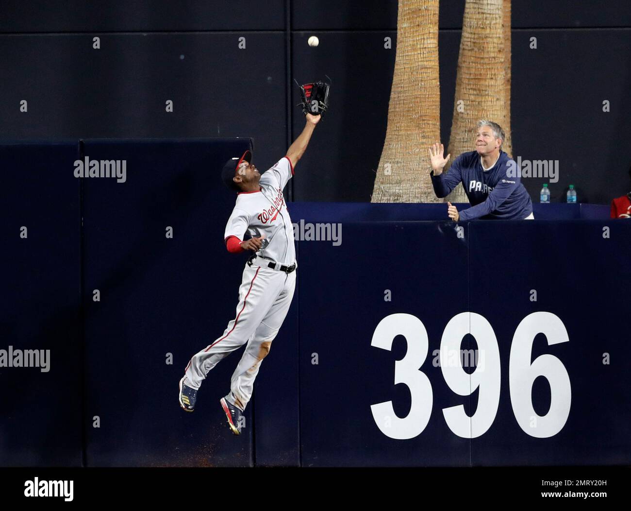 El jardinero central de los Nacionales de Washington Michael Taylor ...