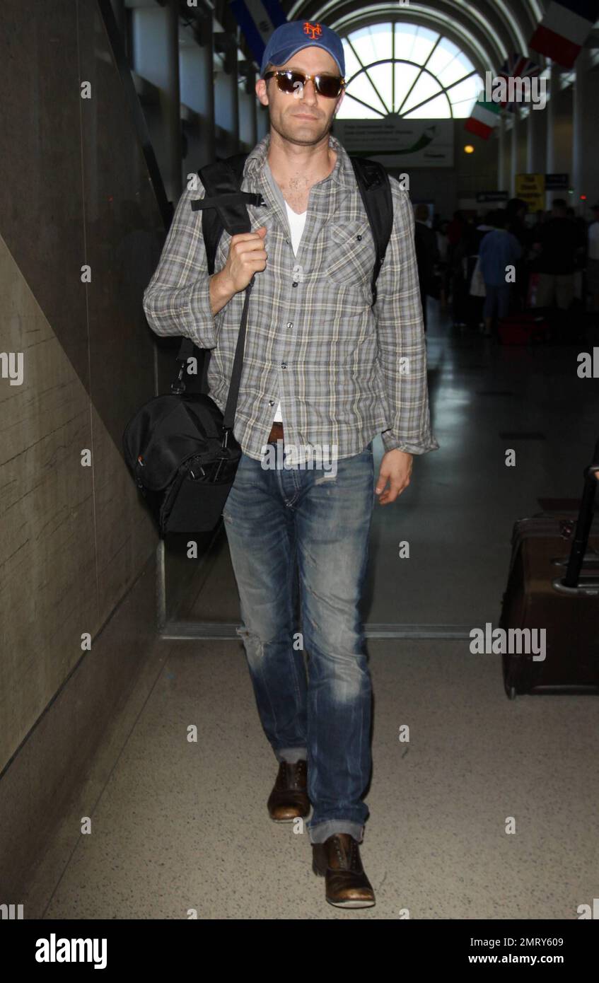 EXCLUSIVE!! Wearing a New York Yankees cap, plaid shirt and jeans ...