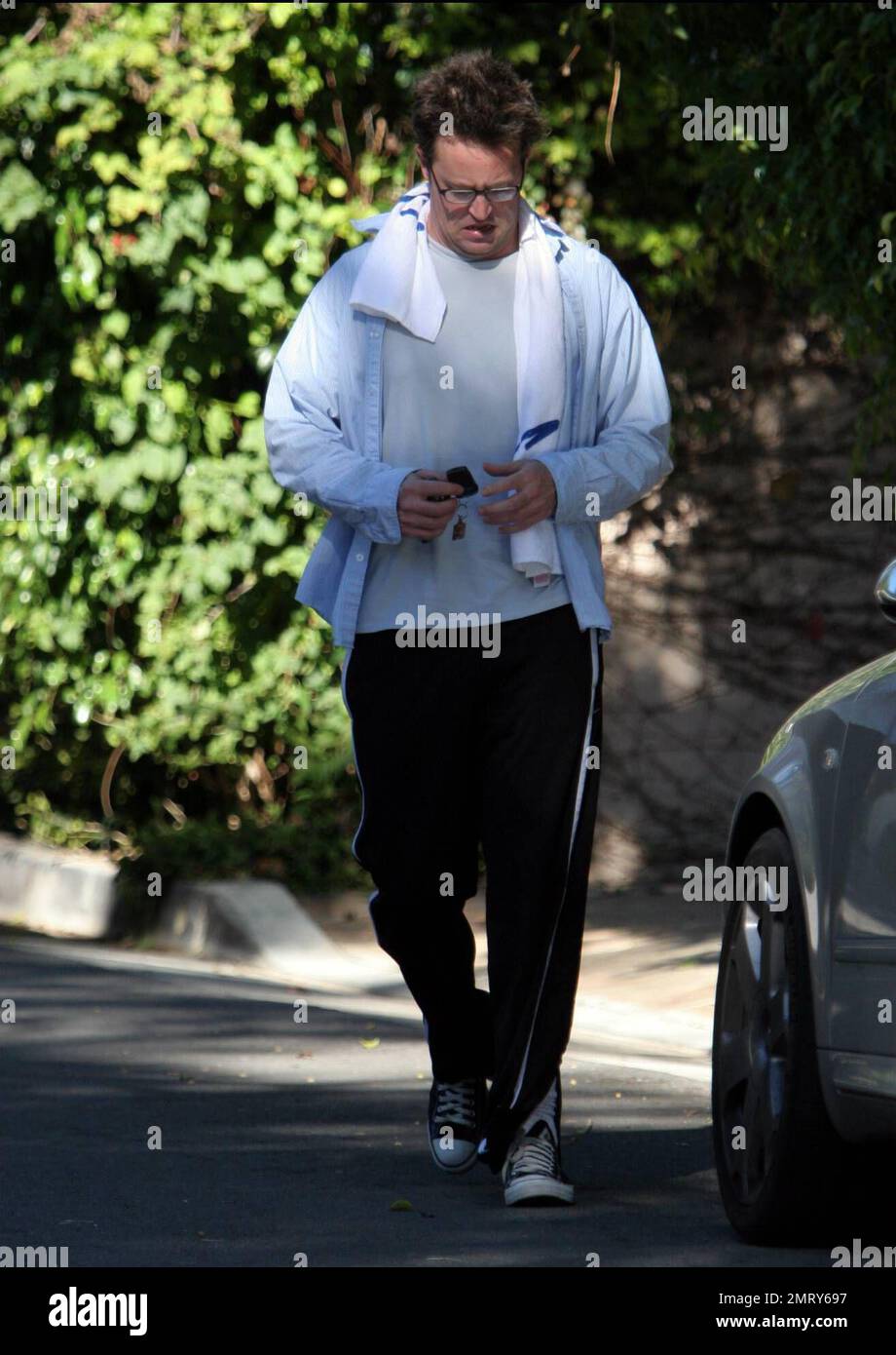 Matthew Perry, wearing glasses, works off some holiday pounds at a gym ...