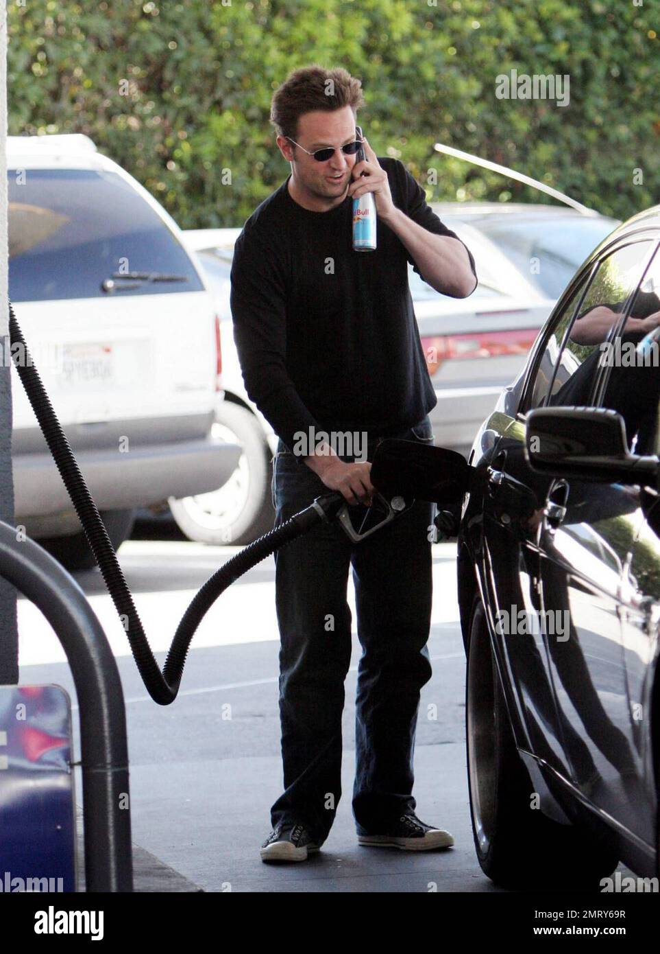 Exclusive!! Matthew Perry mutli tasks in Beverly Hills, Ca. The actor ...