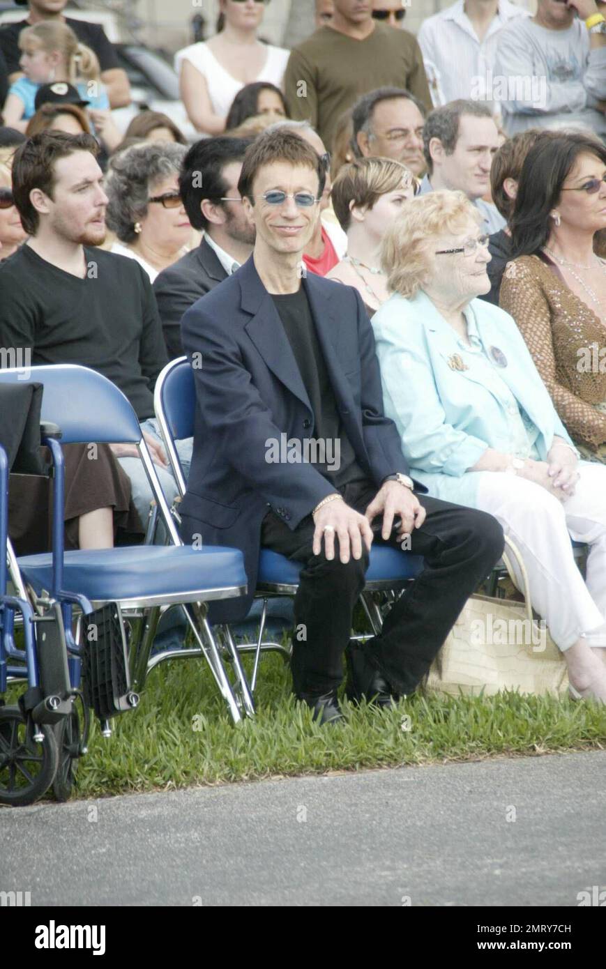 Maurice Gibb's family, friends and fans gather at The Maurice Gibb ...