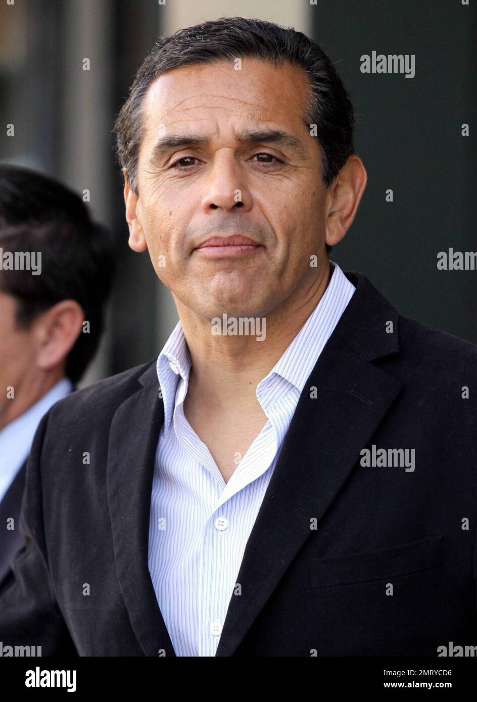 Los Angeles Mayor Antonio Villaraigosa leaves Niketown after some last ...