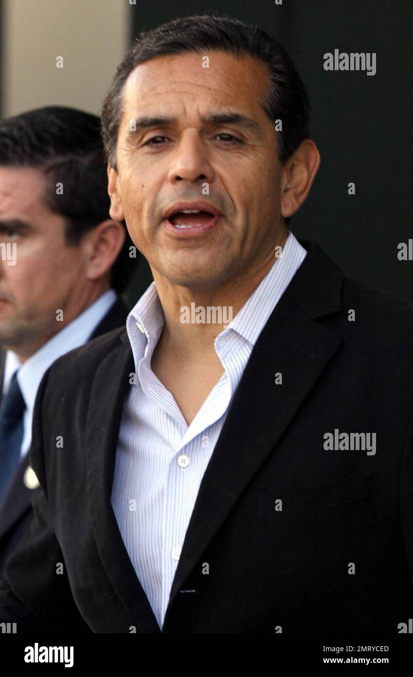 Los Angeles Mayor Antonio Villaraigosa leaves Niketown after some last ...