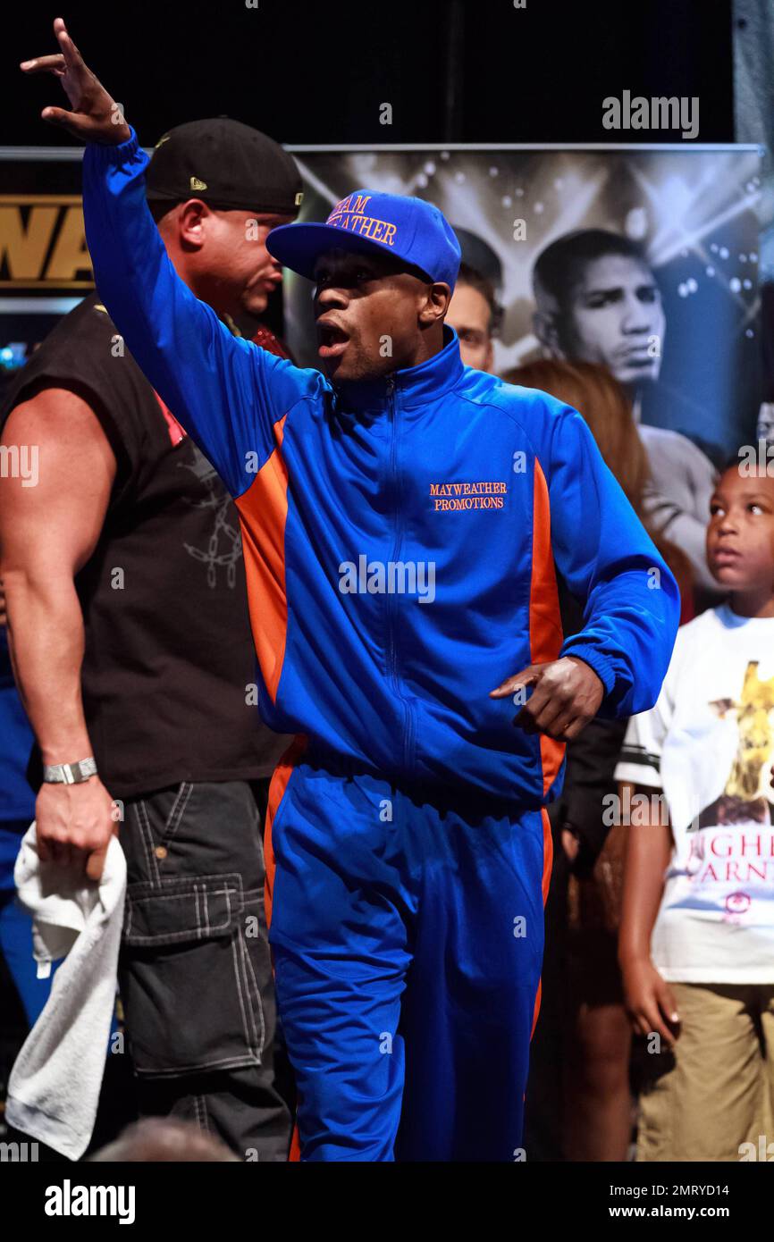 Weigh in mgm hi-res stock photography and images - Alamy