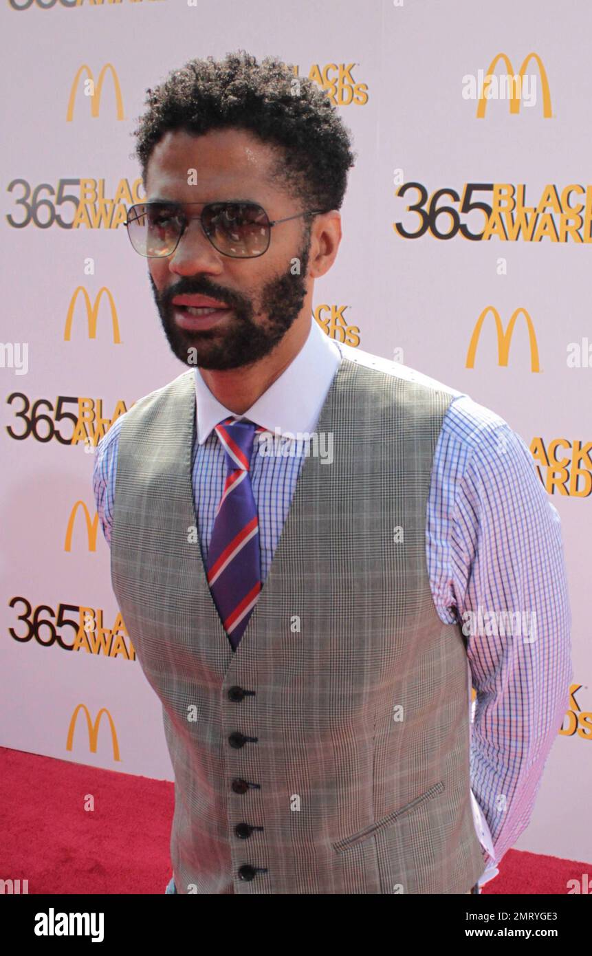 C R&B singer Eric BenetÕ is being interviewed on the red carpet prior ...