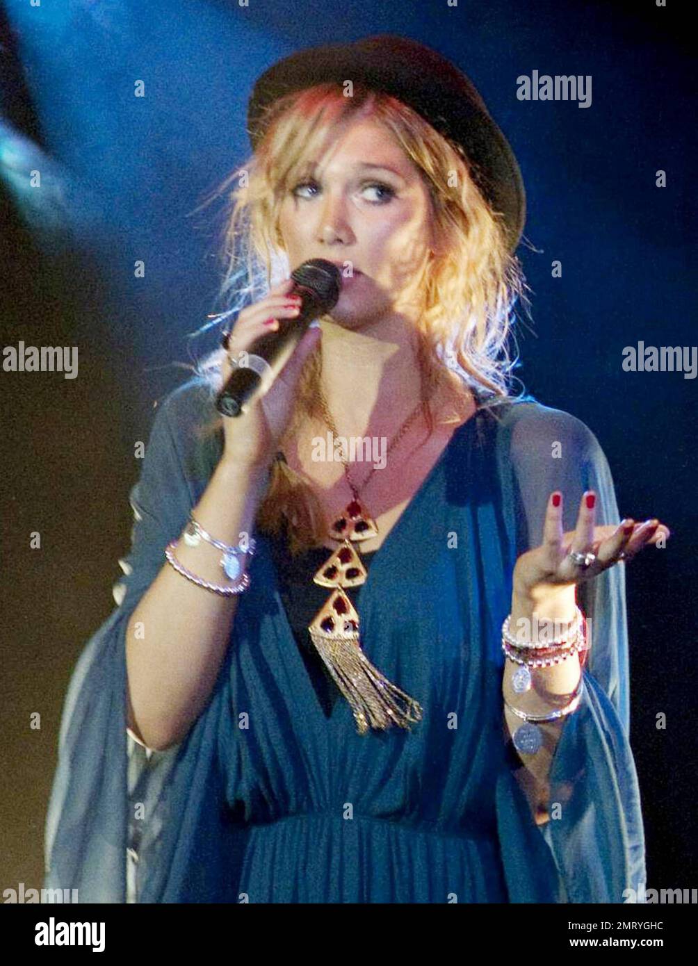 Irish singer Brian McFadden performs a duet live with fiancee ...