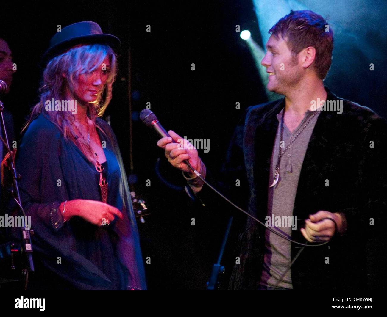 Irish singer Brian McFadden performs a duet live with fiancee ...