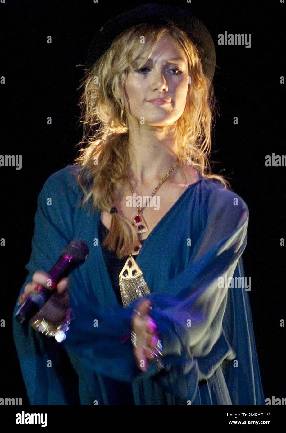 Irish singer Brian McFadden performs a duet live with fiancee ...