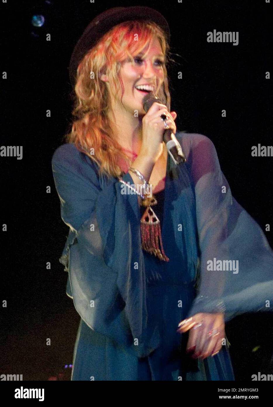 Irish singer Brian McFadden performs a duet live with fiancee ...