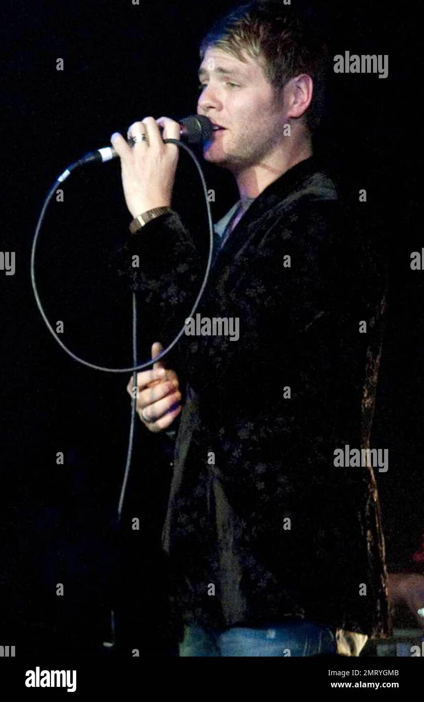 Irish singer Brian McFadden performs a duet live with fiancee ...