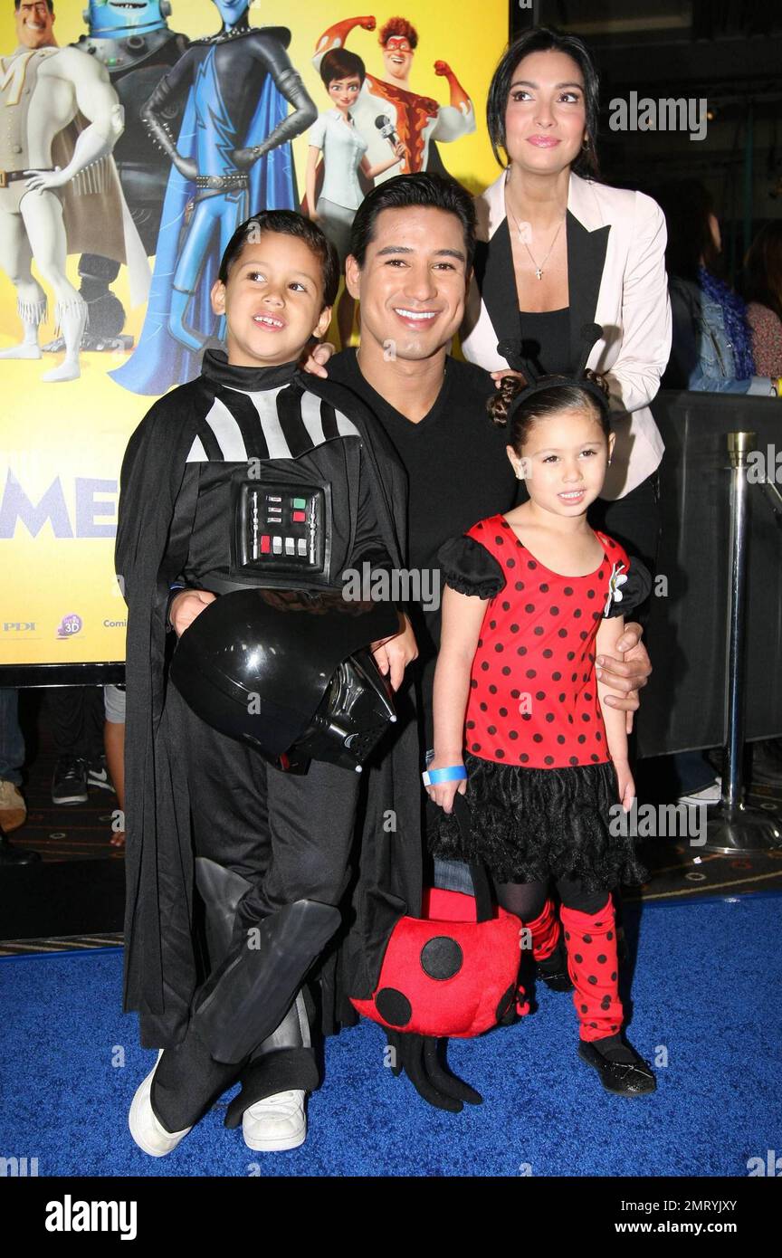 Mario Lopez, Courtney Mazza and his niece and nephew walk the blue ...