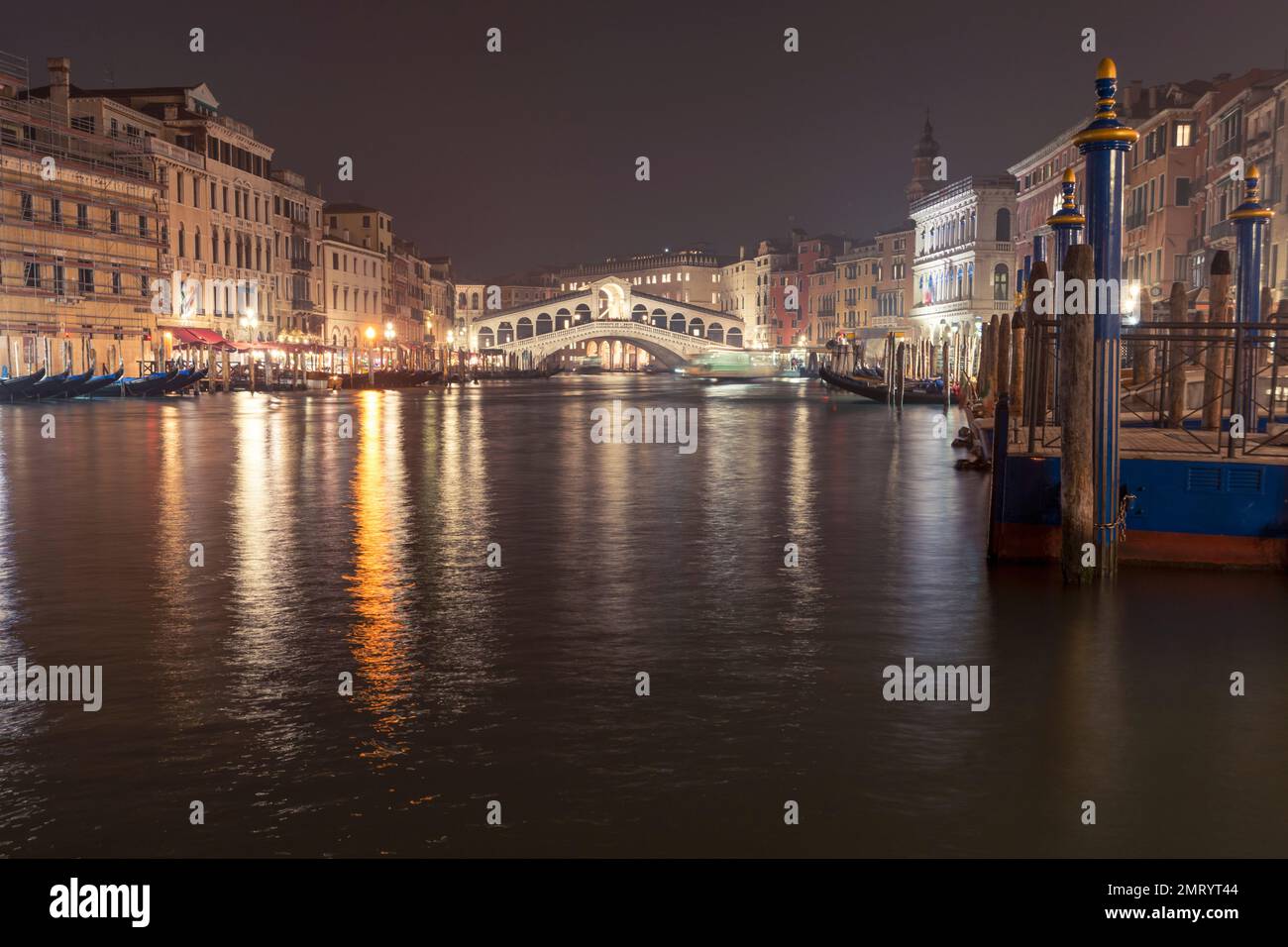 scenic night view to Grand Canal and famous Rialto bridge Stock Photo ...