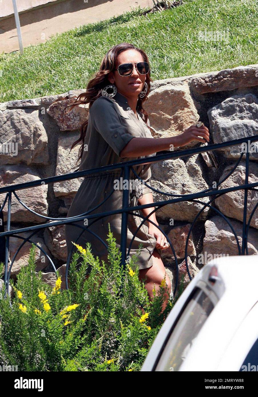EXCLUSIVE!! Former Spice Girl Mel B wears a simple grey dress cinched ...