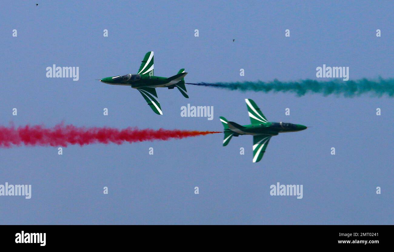 Pakistan airforce pilots cross each other to demonstrate their skills ...