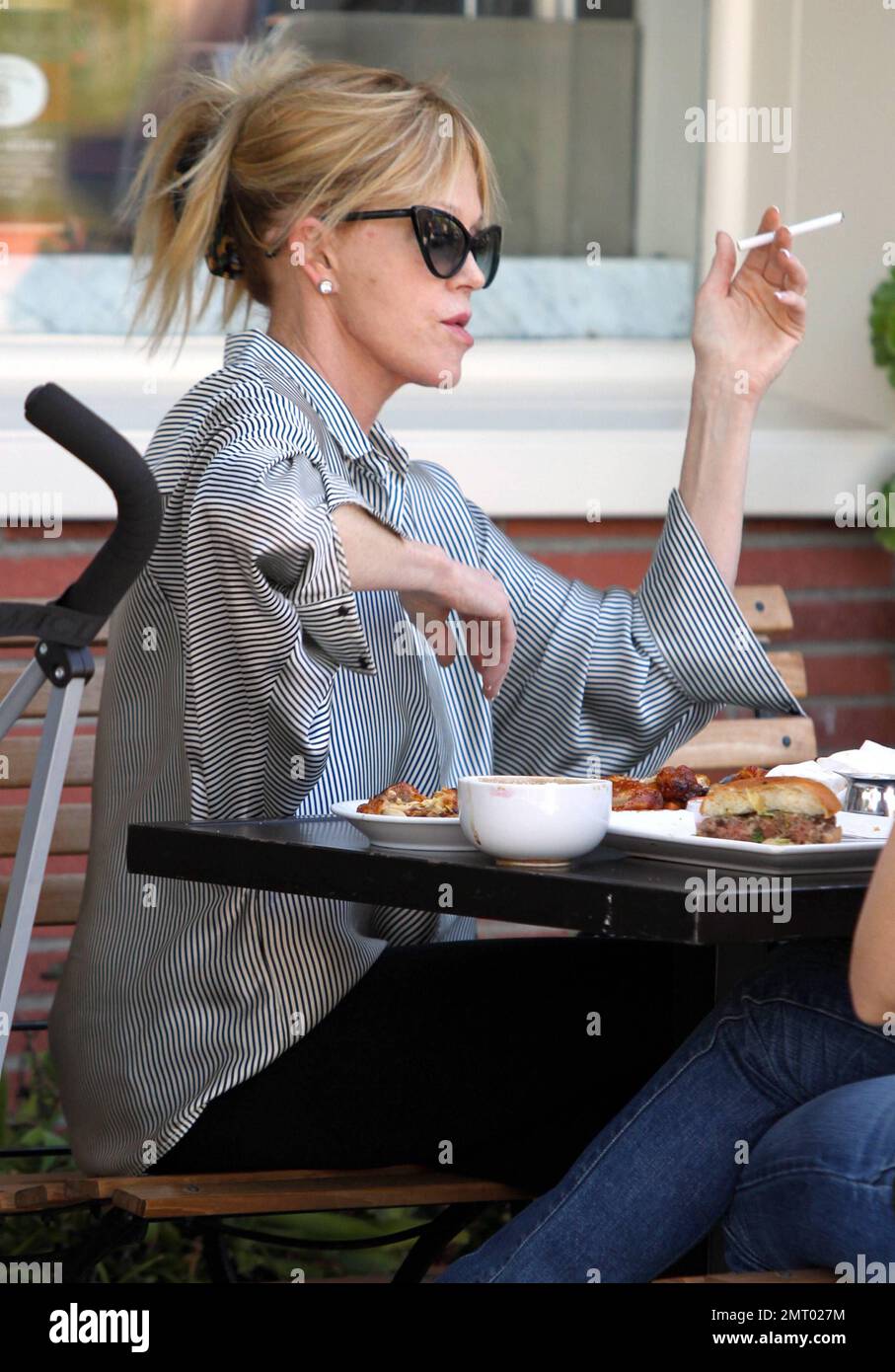 EXCLUSIVE!! Wearing a pair of cat-eye sunglasses, Melanie Griffith ...