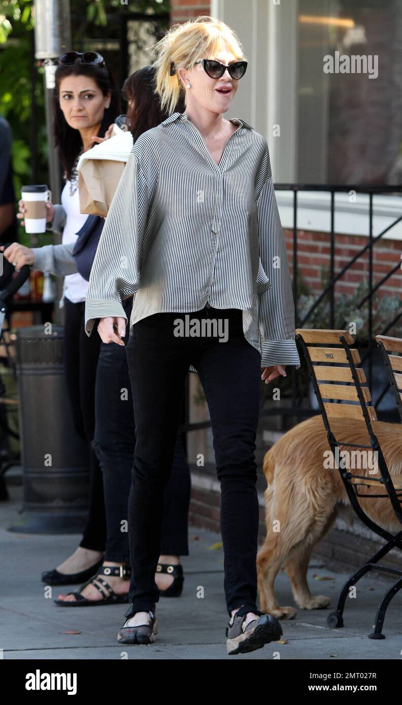 EXCLUSIVE!! Wearing a pair of cat-eye sunglasses, Melanie Griffith ...