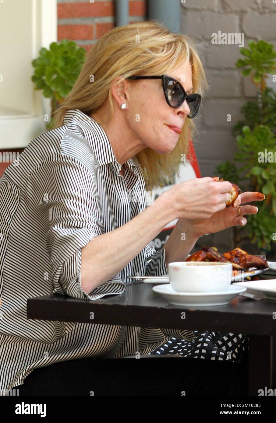 EXCLUSIVE!! Wearing a pair of cat-eye sunglasses, Melanie Griffith ...