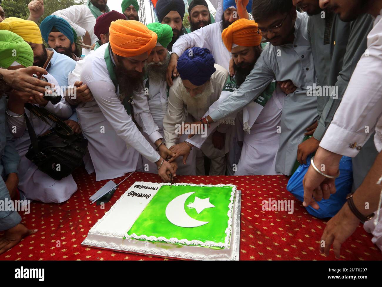 People from Pakistani Sikh community celebrate the 70th Independence ...