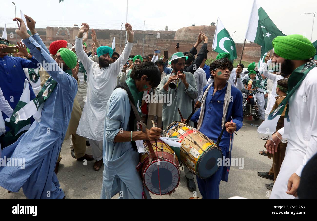 People from Pakistani Sikh community celebrate the 70th Independence ...