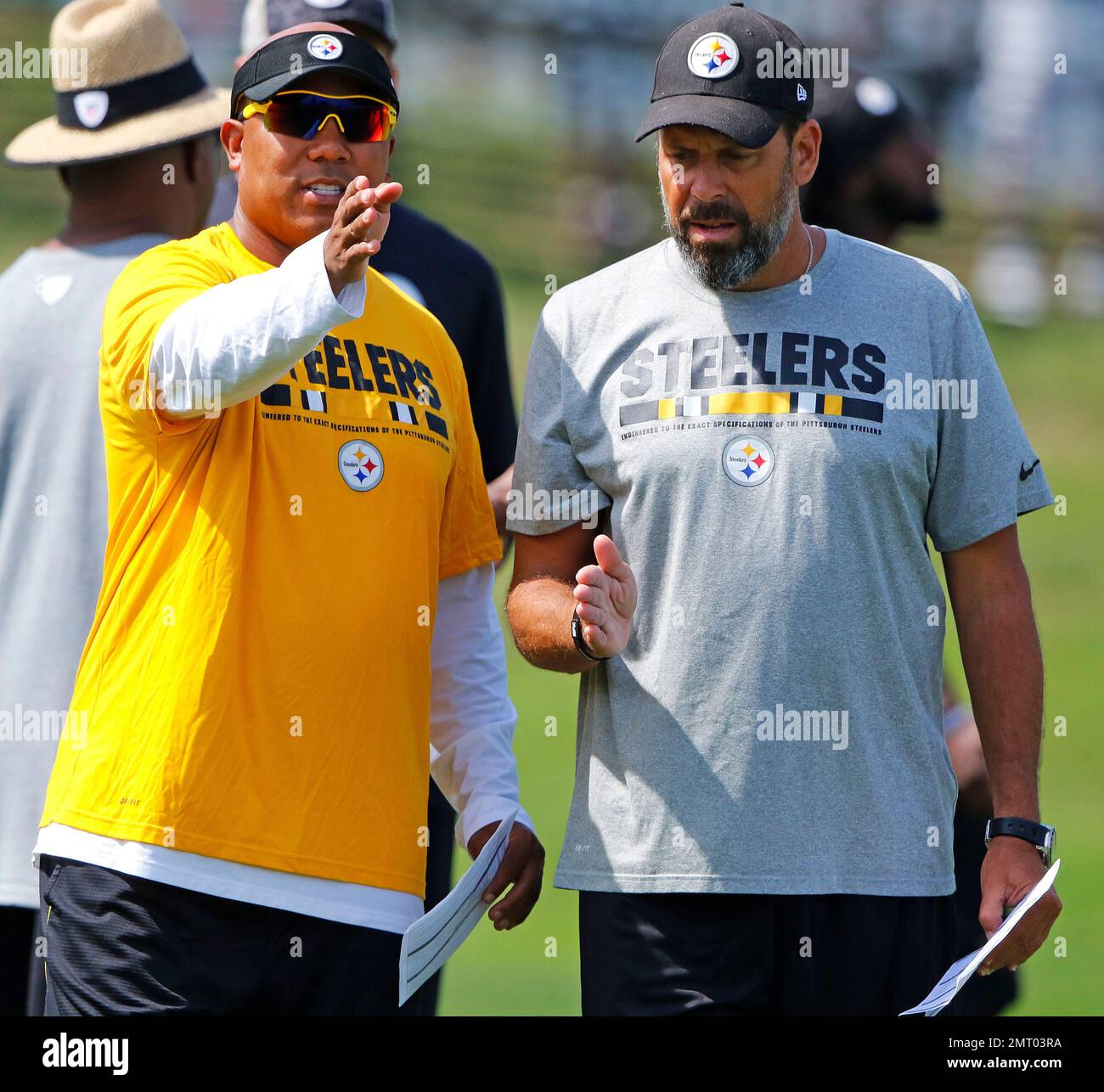 Pittsburgh Steelers receivers coach Hines Ward, left, talks with ...