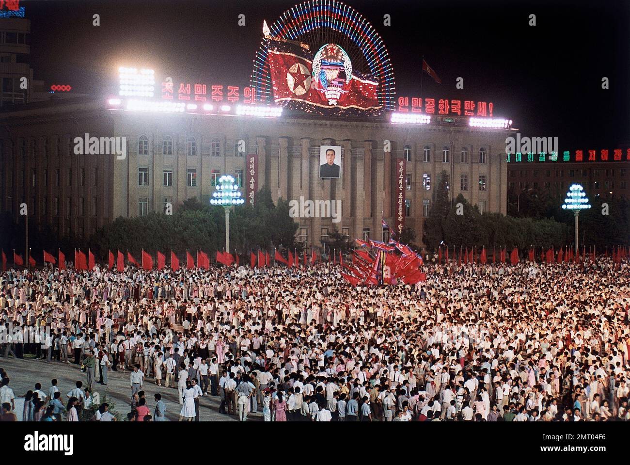 FILE - In this Aug. 15, 1990 file photo, some of the 100,000 people who ...