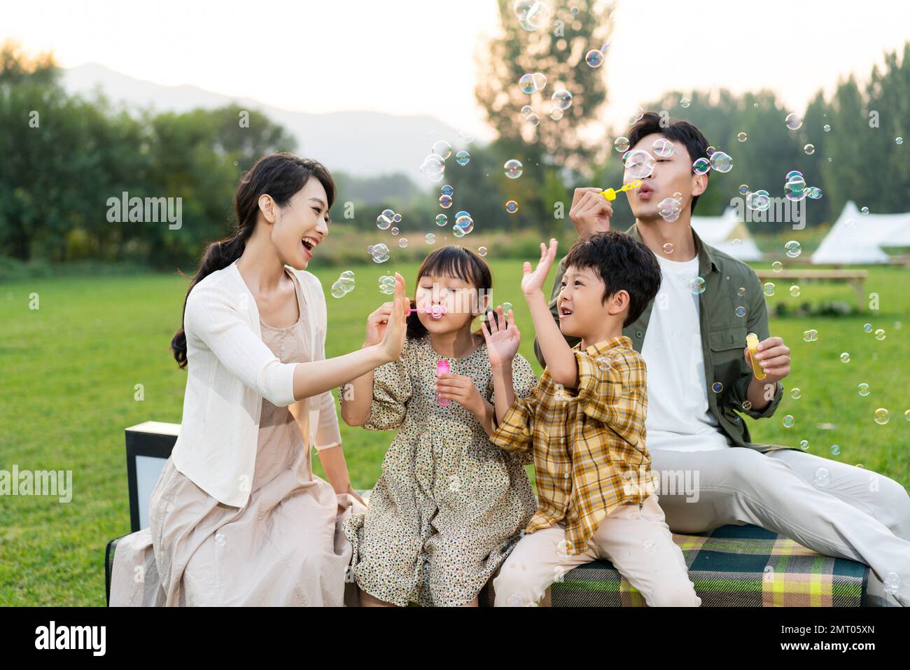Setting sun family hi-res stock photography and images - Alamy
