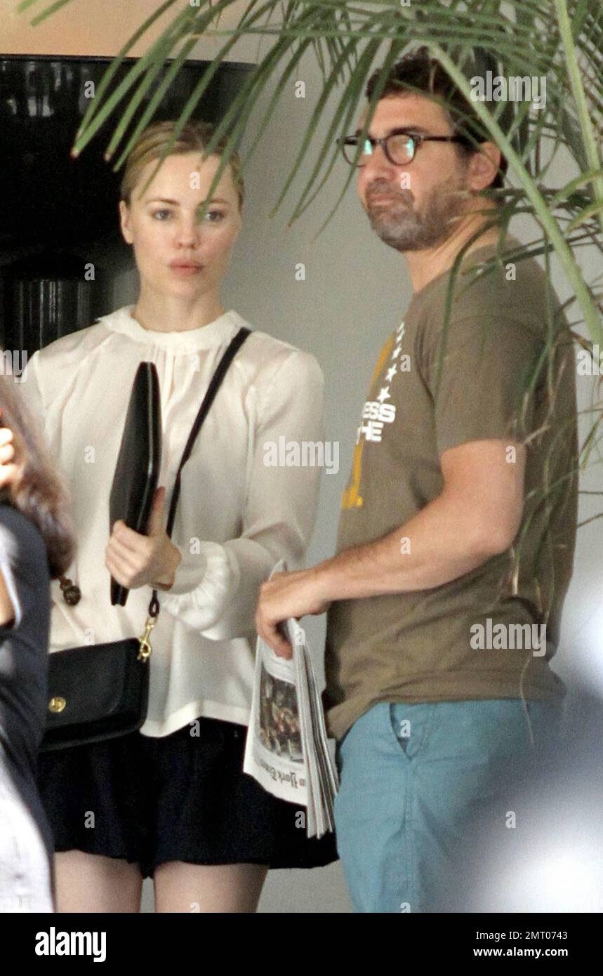 EXCLUSIVE!! Actress Melissa George looks chic as she carries a tiny ...