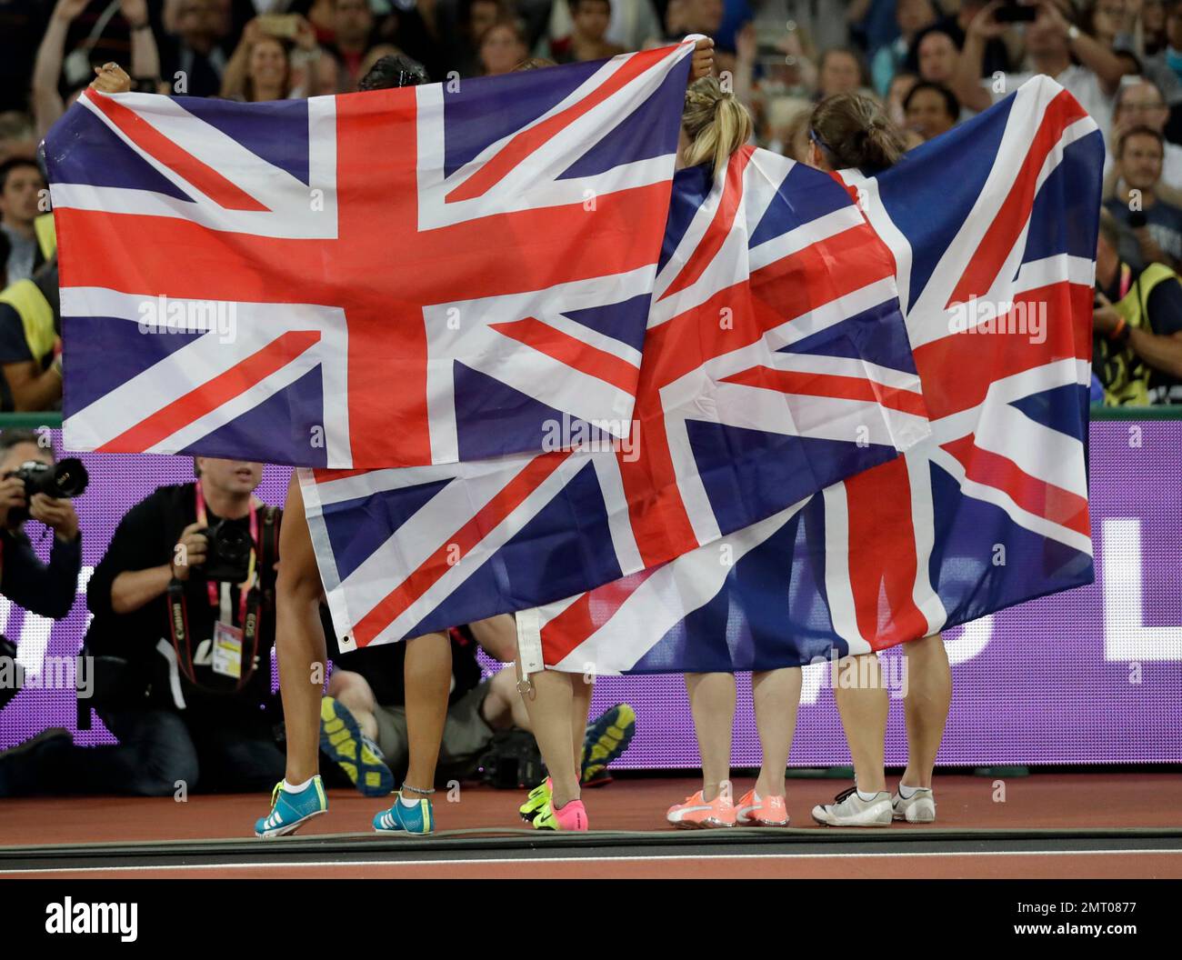 The British silver medal winning women's 4x400-meter relay team pose ...