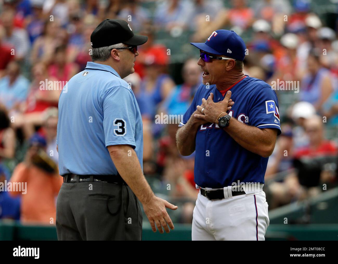 Crew chief Bill Welke, left, listens as Texas Rangers manager Jeff ...